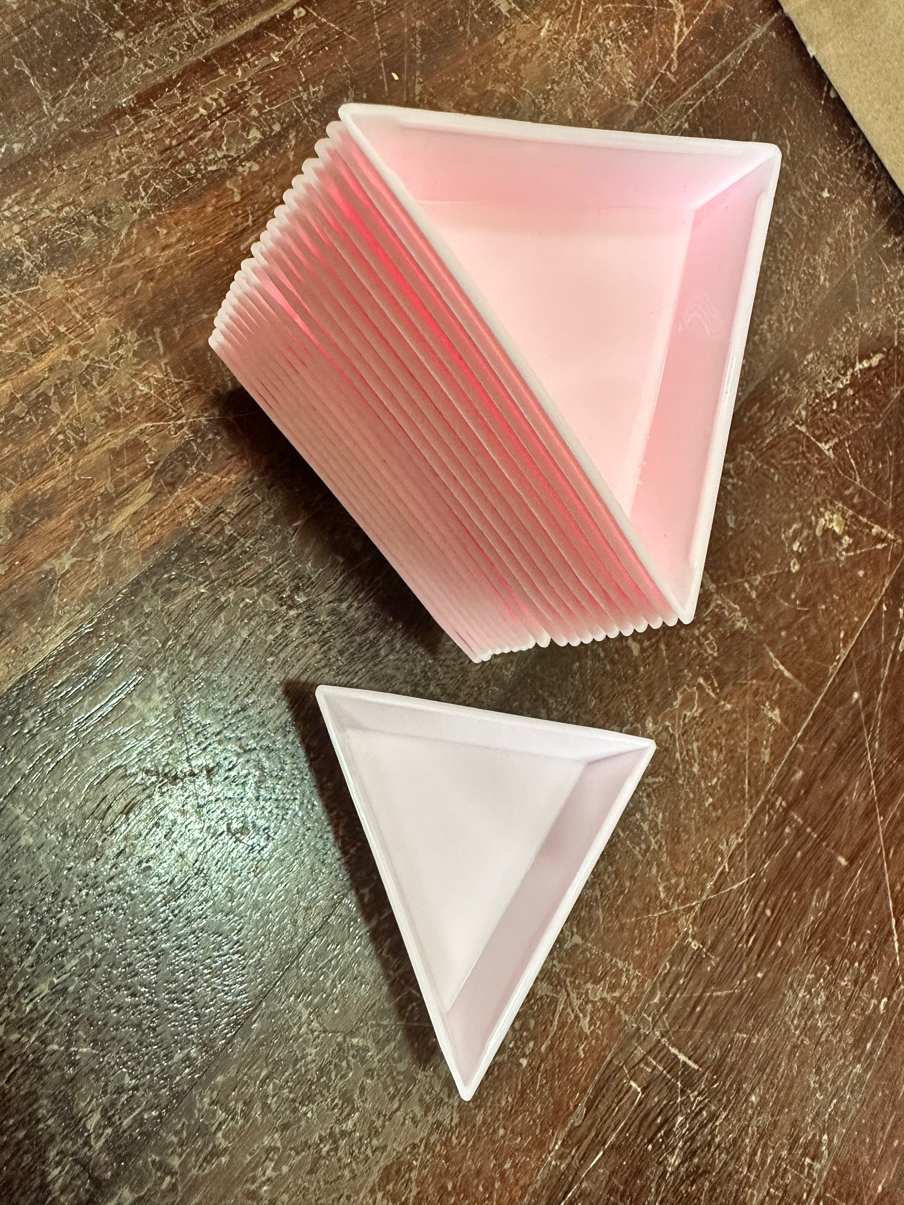 Small triangle trays for nail art DEMO – i-Spa